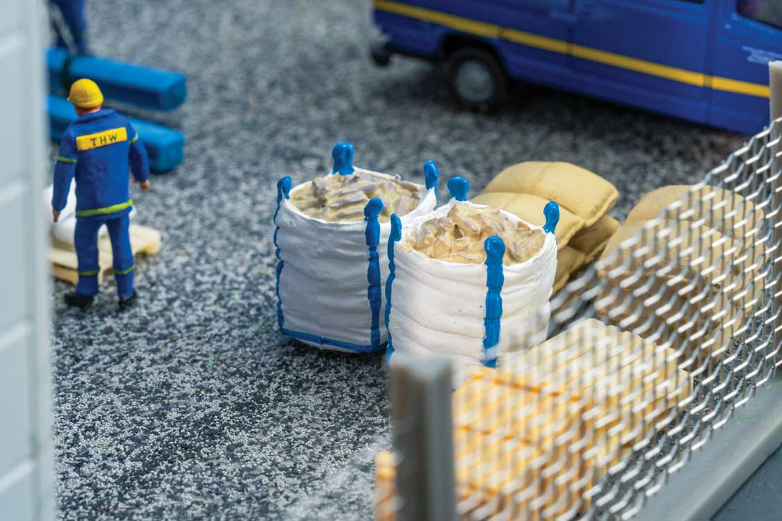 Faller 180899 Industrial Big Bags -- pkg(10) HO Scale – YankeeDabbler