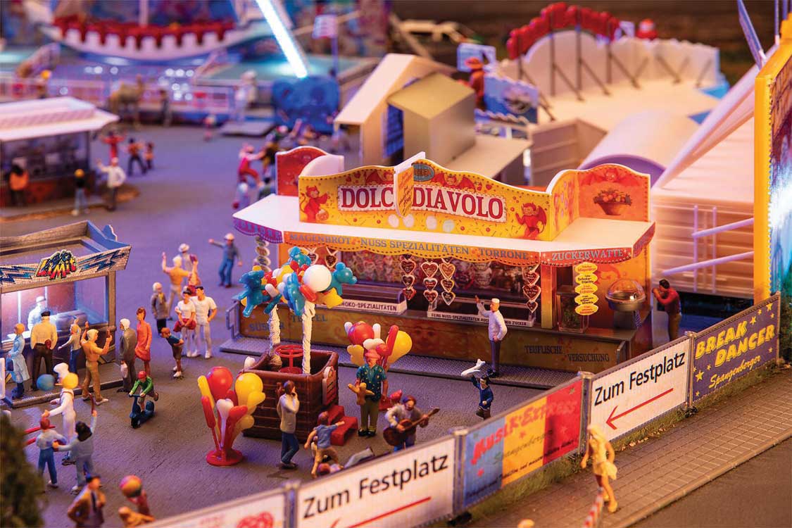 Faller 140474 Candy Stall and Balloon Artist -- Kit HO Scale ...